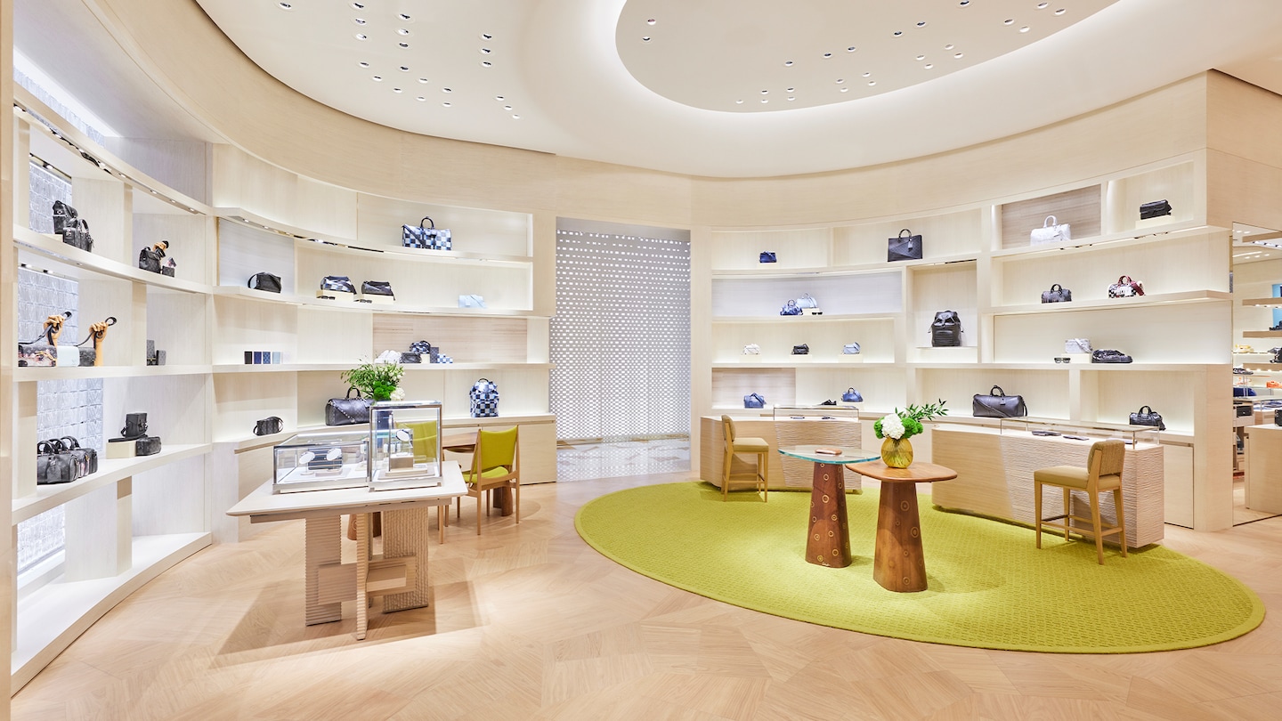 Louis Vuitton Dubai Mall Fashion Avenue in Dubai, United Arab Emirates ...